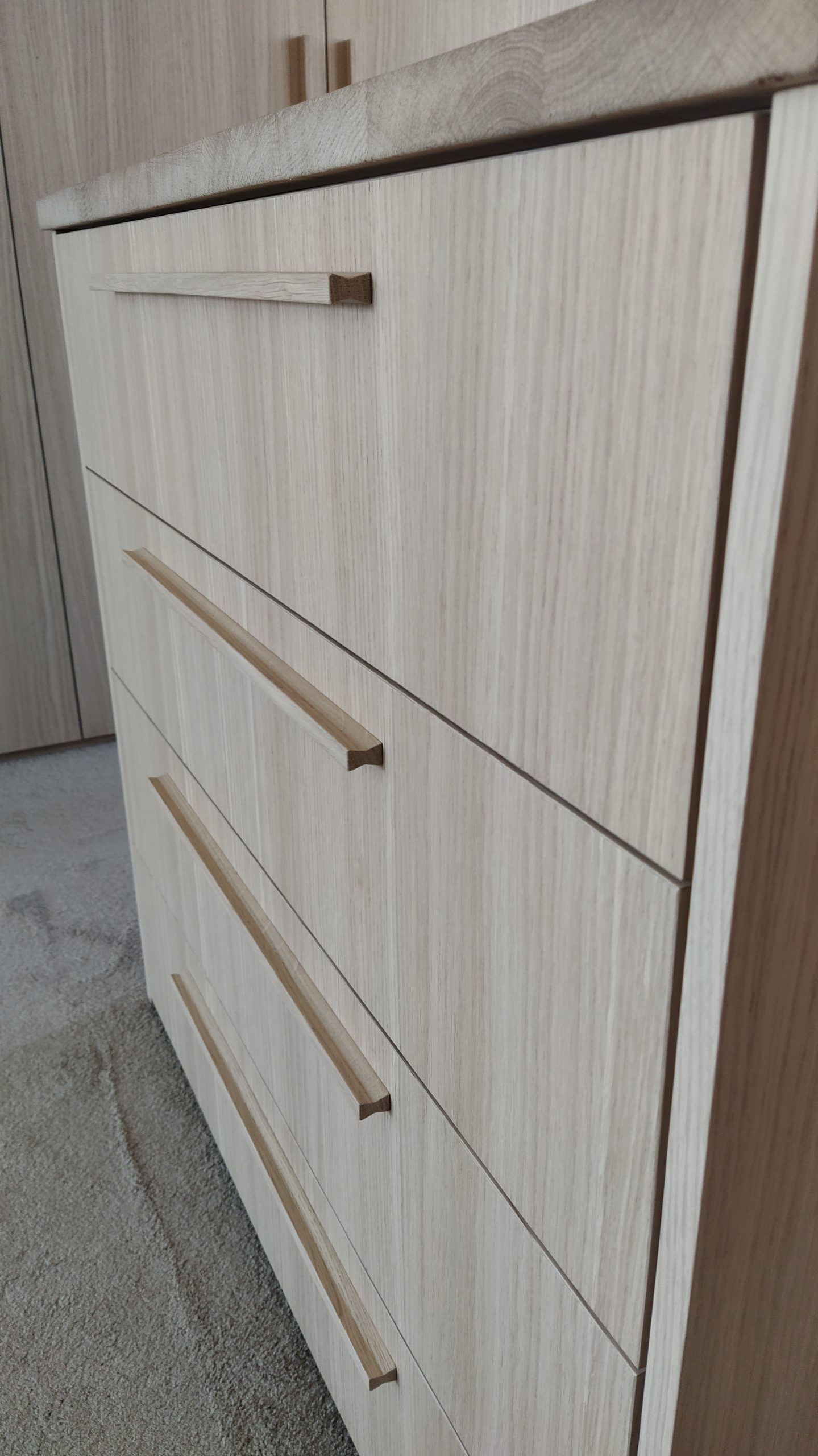 Dressing en MDF plaqué chêne et chêne massif - Bois Formes & Espaces