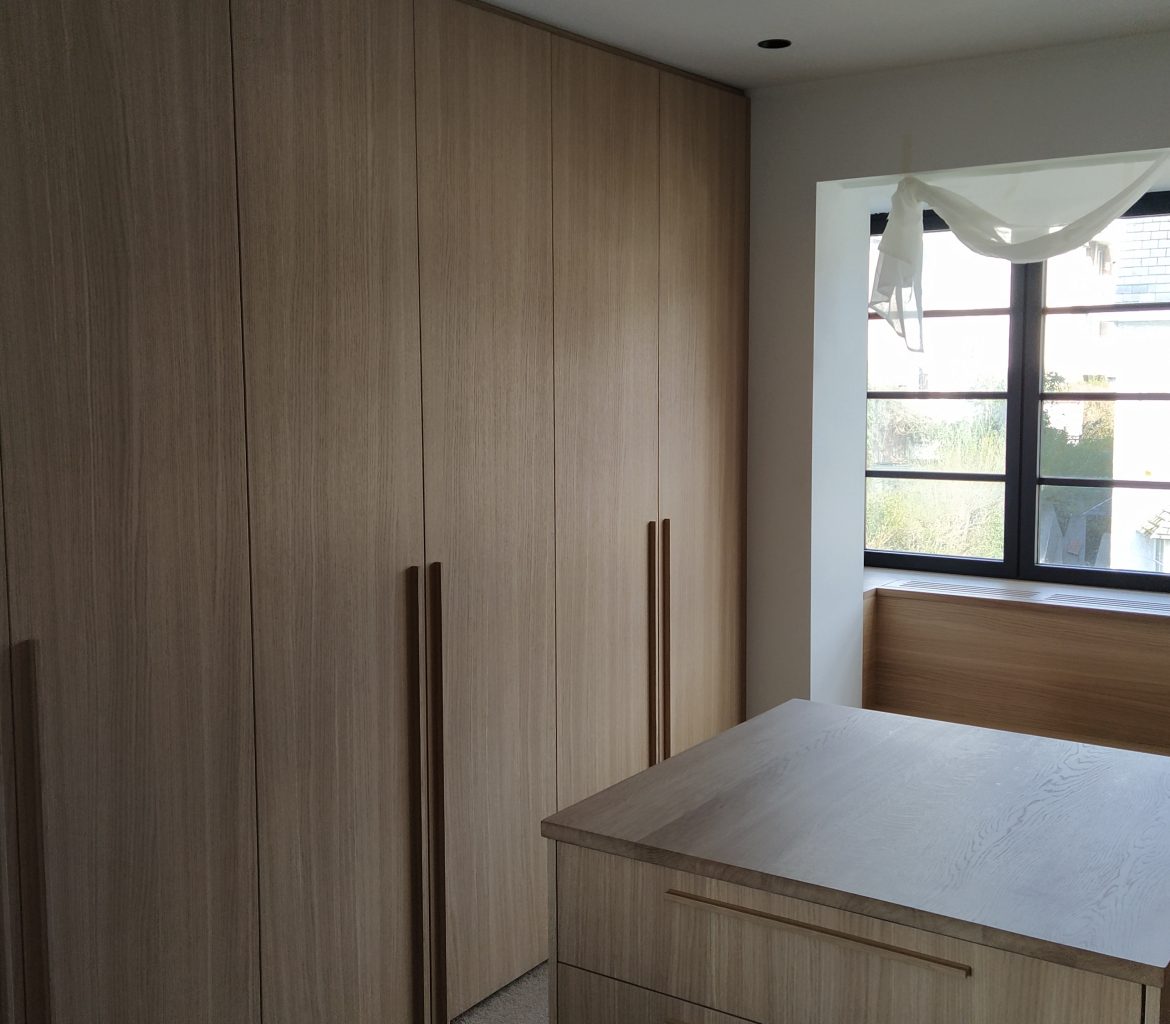 Dressing en MDF plaqué chêne et chêne massif - Bois Formes & Espaces